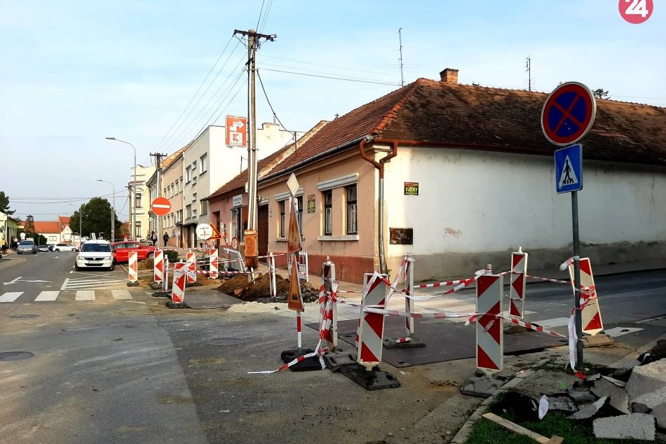 V Hlohovci sa prepadla cesta v križovatke: TENTO úsek je obojstranne neprejazdný