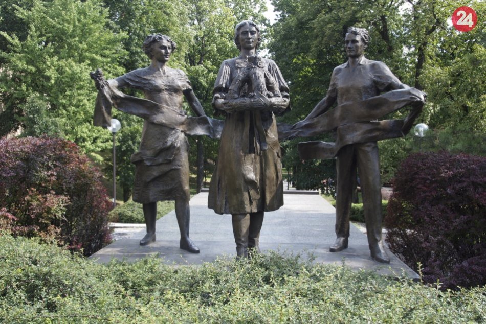 Tri postavy zdobiace Promenádu: Súsošie budí vášne aj po tridsiatich ...