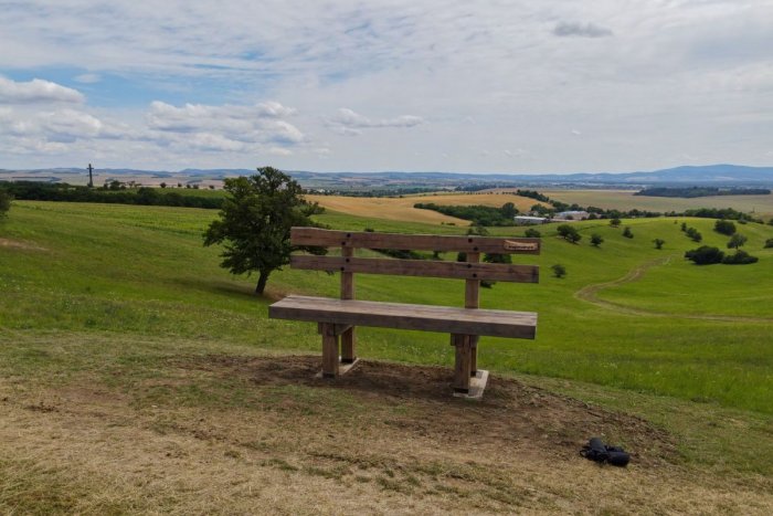Nová turistická atrakcia: Na Záhorí postavili OBRIU lavičku, VIDEO