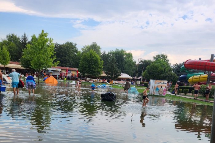 Na Slovensku začali vyčíňať BÚRKY: Silná prietrž zaplavila známe KÚPALISKO